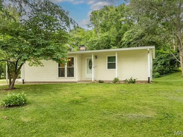 250 Sunset Dr, Ballwin, MO 63011