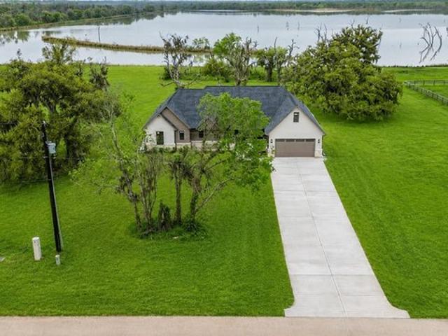 250 Pony Trl, Angleton, TX 77515