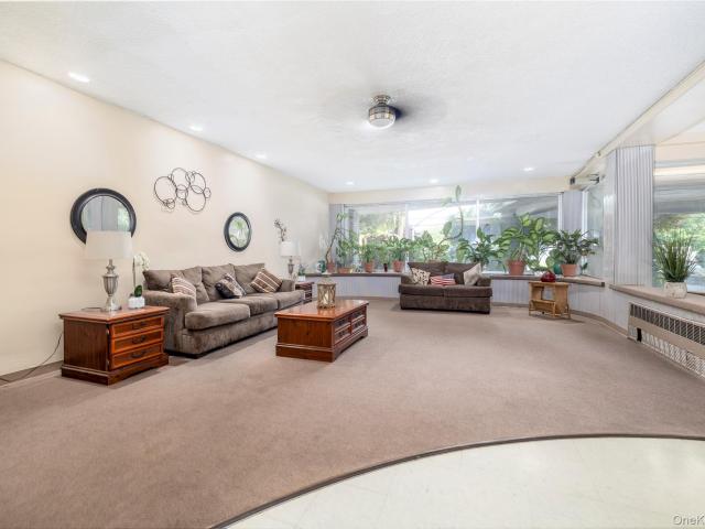 250 W Merrick Road 1E