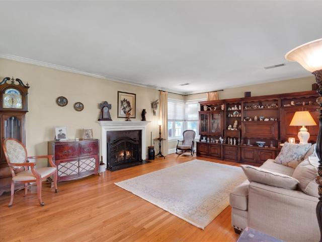 2514 Jackson Square