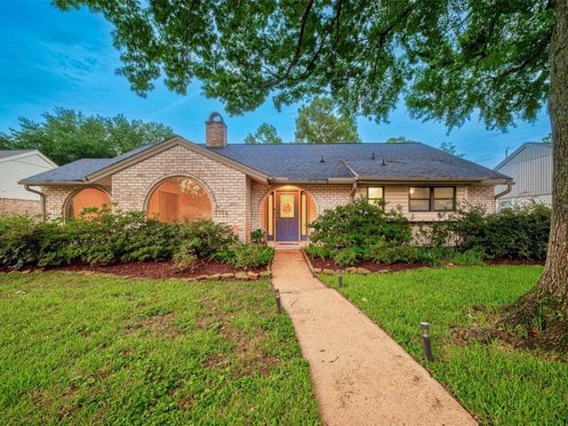 2514 Pine Village Dr, Houston, TX 77080