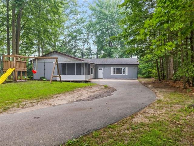 2515 N Peterson Dr, Sanford, MI 48657
