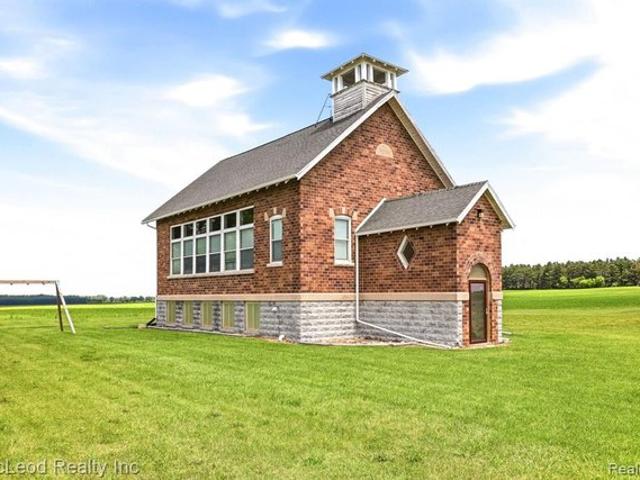 2515 E Akron Rd, Ellington Township, MI 48723