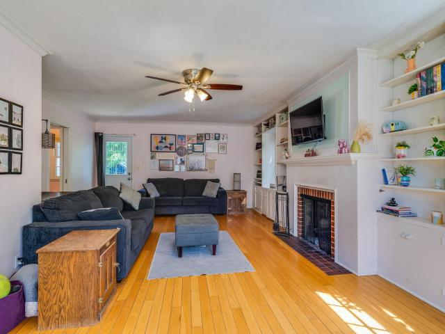 2515 Hackberry Ln