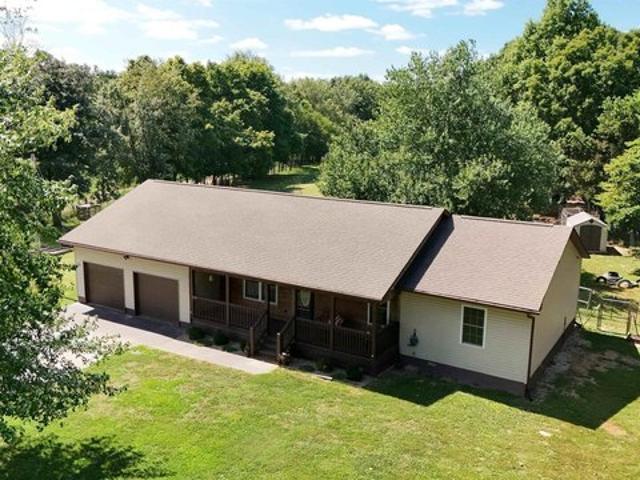 2517 Cherrybark Ln, Flora, IL 62839