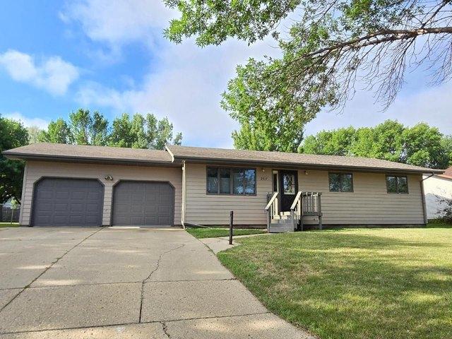 2517 Crescent Dr, Minot, ND 58703