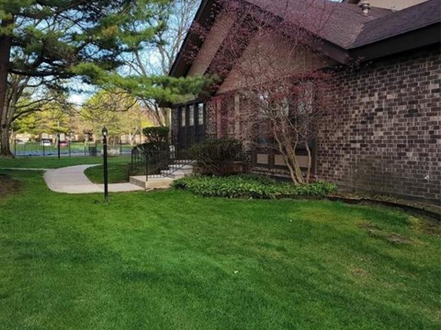 25191 Greenbrooke Dr, Southfield, MI 48033