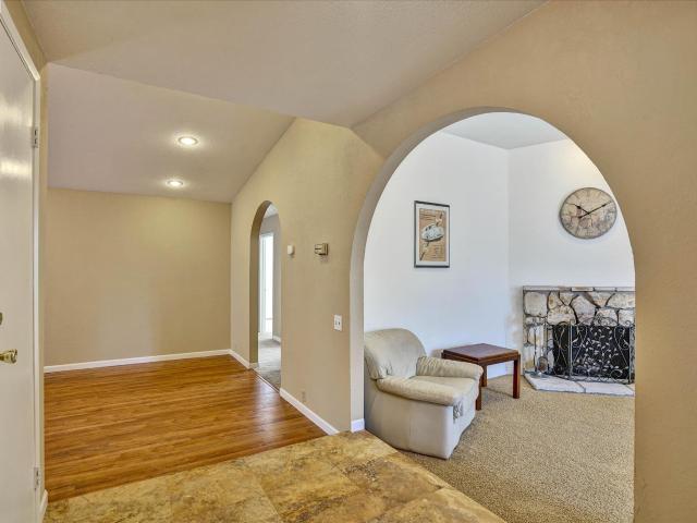 2511 Mistletoe Dr