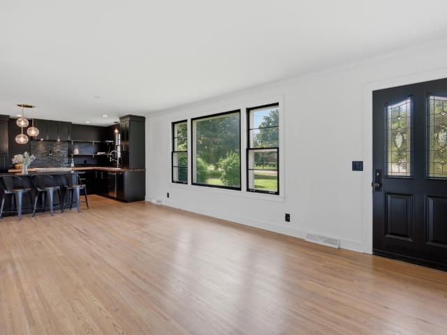 2512 Meadowood Dr