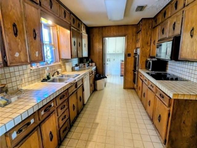 2512 River Oaks Drive