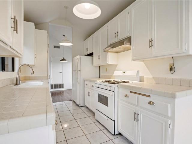 2512 W Macarthur Blvd 1 Bedroom Condo for Rent at 2512 W Macarthur Blvd, Santa Ana, CA 92704 Armstrong