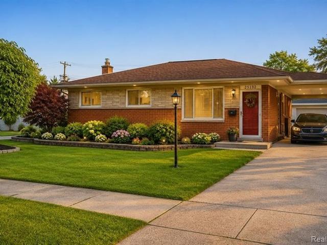 25132 St Clement Dr, Warren, MI 48089