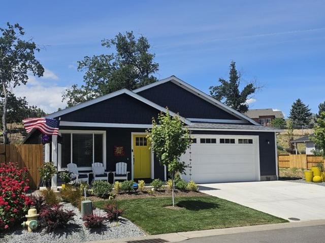 251 Christopher Way, Talent, OR 97540