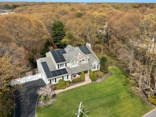 251 Oakwood Rd, Oakdale, NY 11769