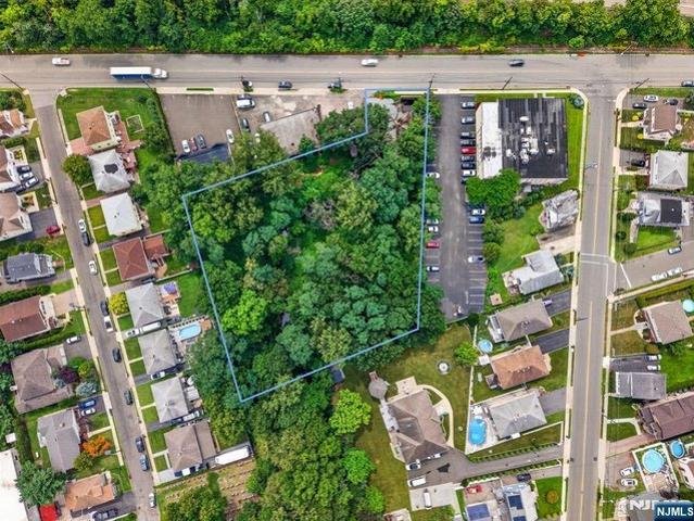 251 Molnar Dr, Elmwood Park, NJ 07407