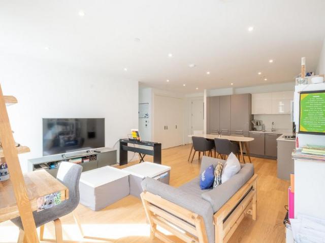 251 Southwark Bridge Road, London, se1 2 bed flat to rent £3,575 pcm £825 pw