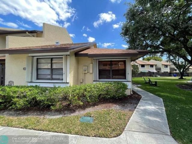 251 SW 97th Ave, Pembroke Pines, FL 33025