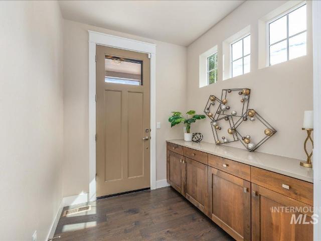 251 W Lockhart Lane