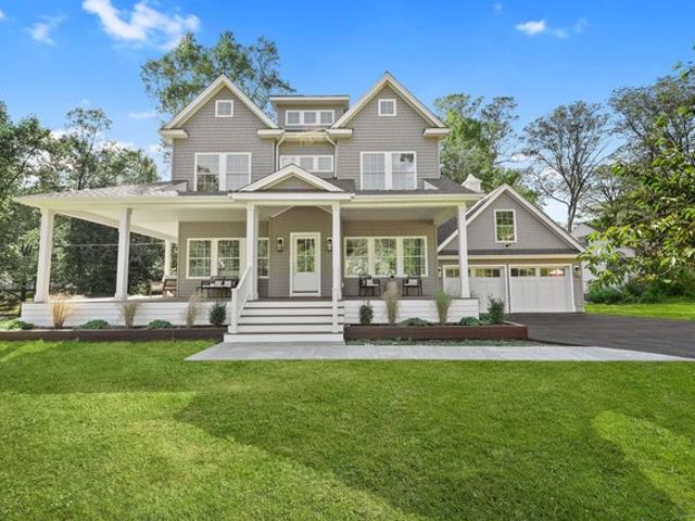 251 Winnepoge Dr, Fairfield, CT 06825