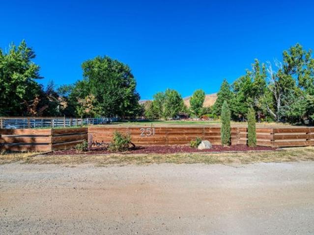 251 Theobald Ln, Reno, NV 89521