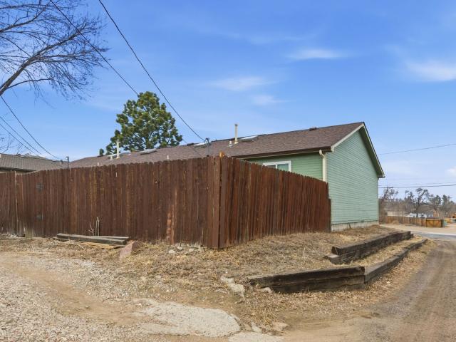 Charming 2 bedroom, 1 bath unit!