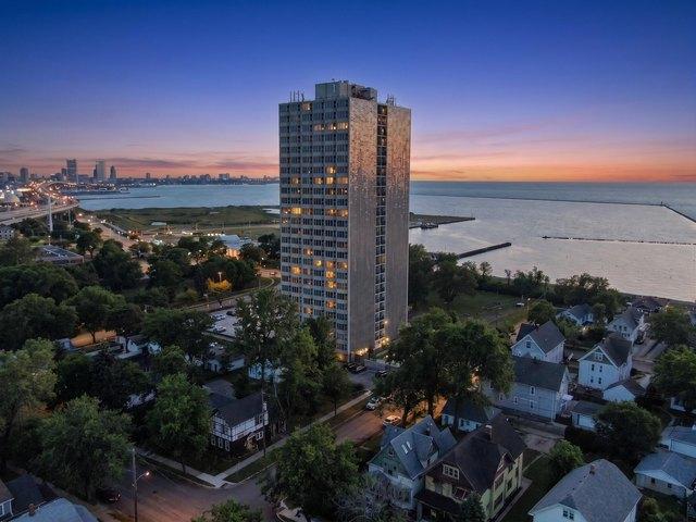 2525 S Shore Dr Unit 15B, Milwaukee, WI 53207