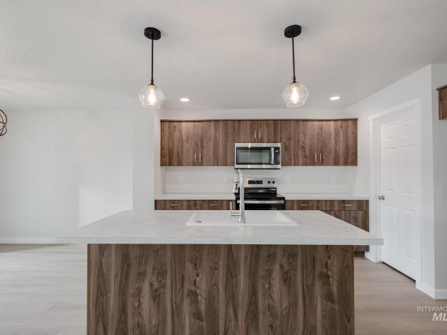 2527 W Fallon Lp