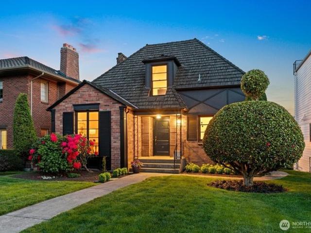 2527 Westmont Way W, Seattle, WA 98199