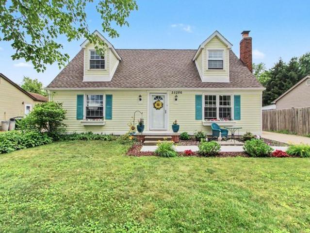 25286 Castlewood Dr, Trenton, MI 48183