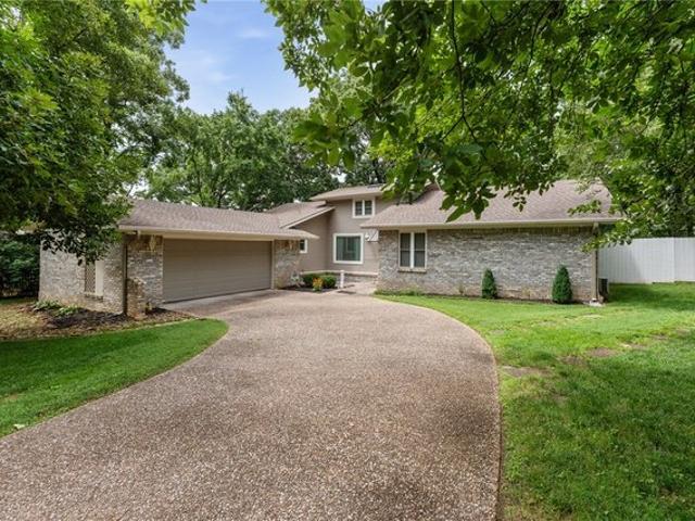 2520 E Gentle Oaks Ln, Fayetteville, AR 72703