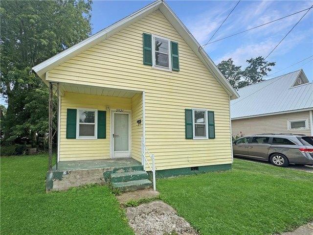 2521 Commercial Ave, Mattoon, IL 61938