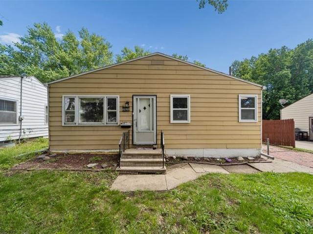 2521 57th St, Des Moines, IA 50310