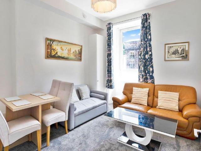 2523L Grove Street, Edinburgh, EH3 8AB 3 bed flat to rent £2,100 pcm £485 pw