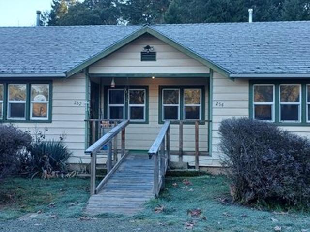 252 5th St, Glendale, OR 97442