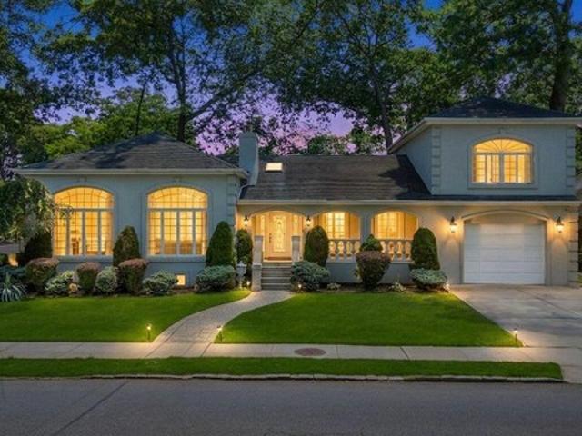 252 Cornwell Ave, Malverne, NY 11565