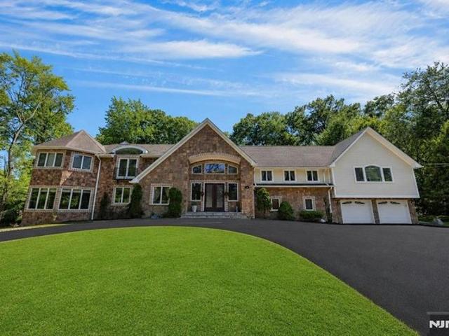 252 Mabel Pl, Franklin Lakes, NJ 07417