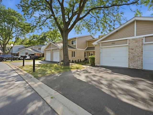 252 W Golfview Ter, Palatine, IL 60067