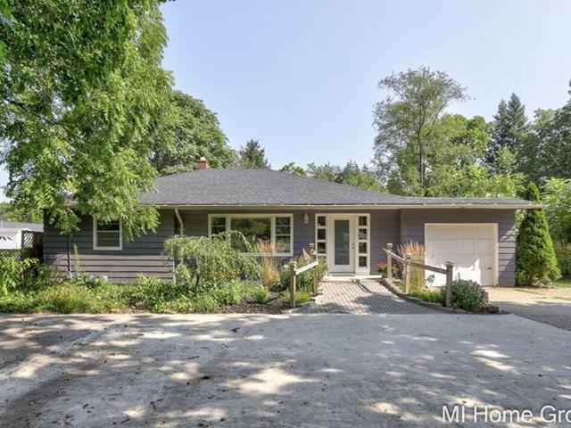 252 Thomas St, Allegan, MI 49010