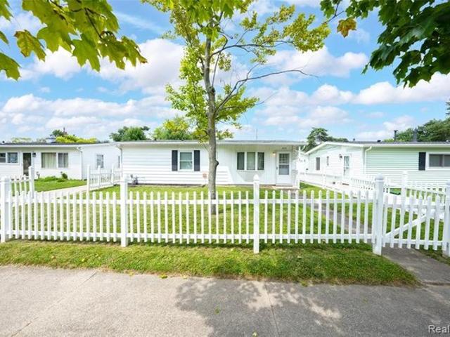 2535 Locust St, Port Huron, MI 48060
