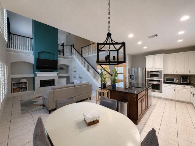 2536 Crenshaw Dr