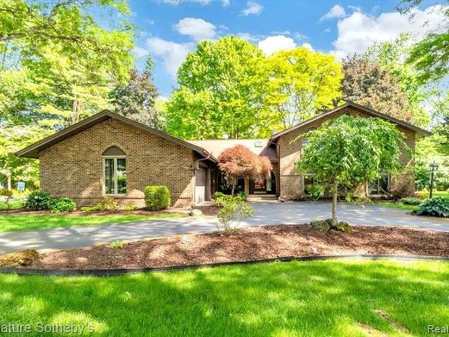 2538 Red Fox Trail Dr, Troy, MI 48098