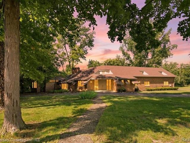 25310 Canterbury Rd, Franklin Vlg, MI 48025