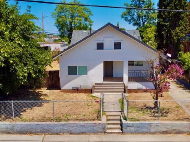 2531 E McKenzie Ave, Fresno, CA 93701