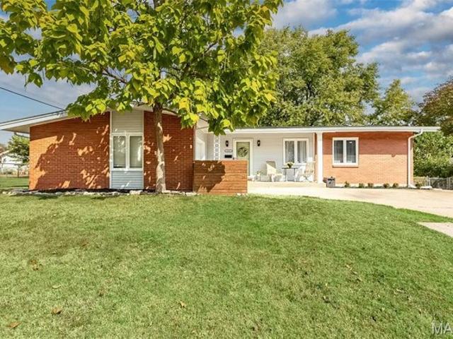2532 Chartom Mar Dr, Saint Charles, MO 63301