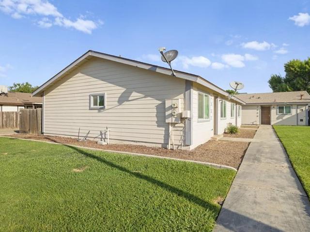 2532 W Chestnut Ct, Visalia, CA 93277