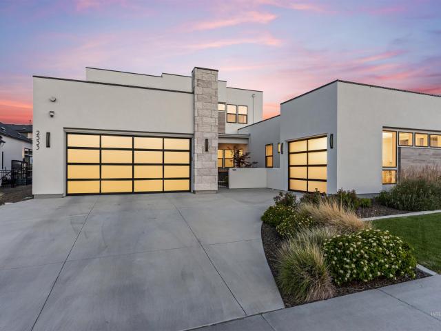 2533 S Linnet Place
