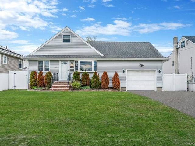 253 E Riviera Dr, Lindenhurst, NY 11757