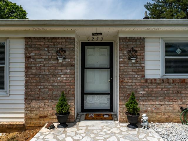 253 Fairford Lane