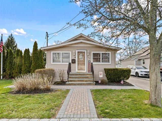253 S 7th St, Lindenhurst, NY 11757