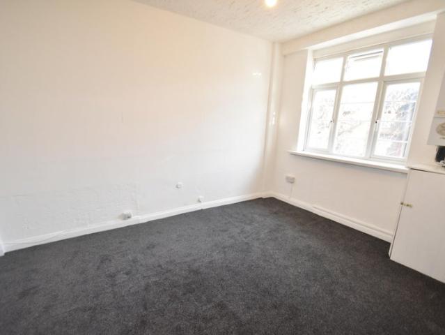 253HLAHF12A Spacious Two Bedroom Flat to Rent